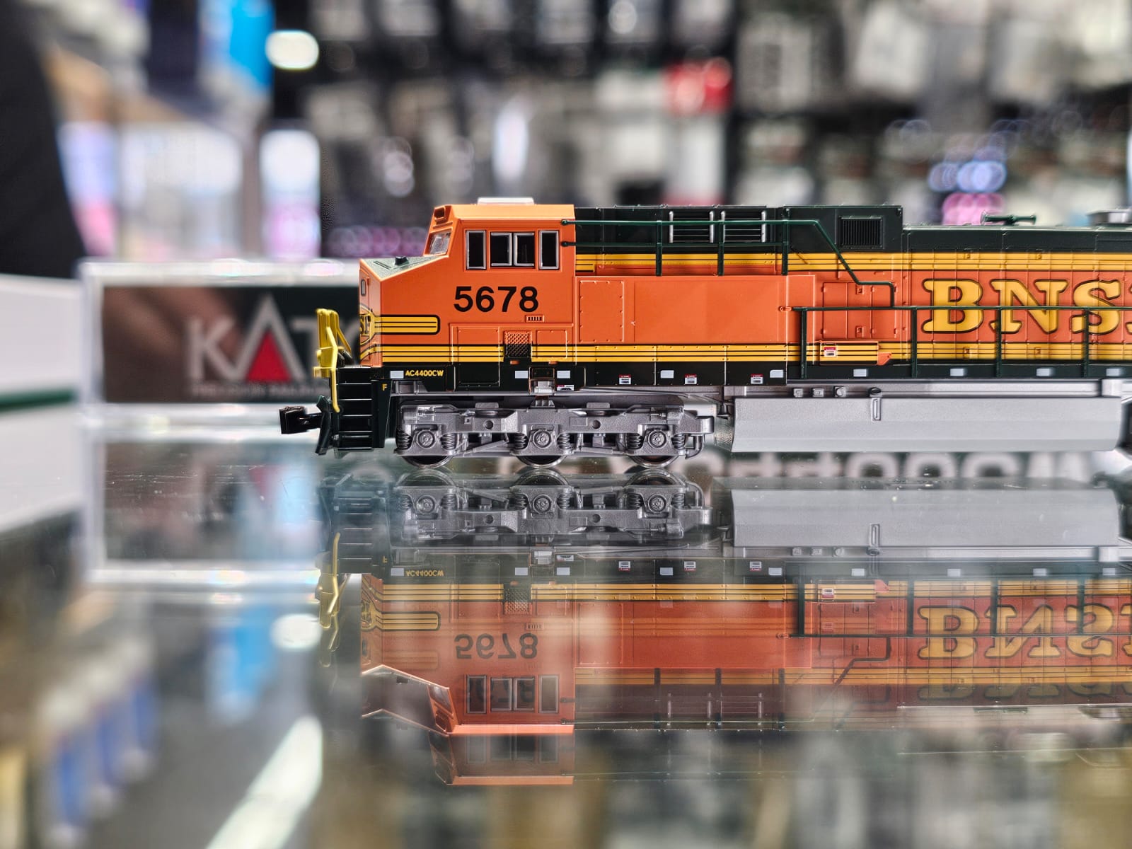 KATO USA 176-7115 GE AC4400CW BNSF #5678 - Khaho Store 咔好鐵道模型店