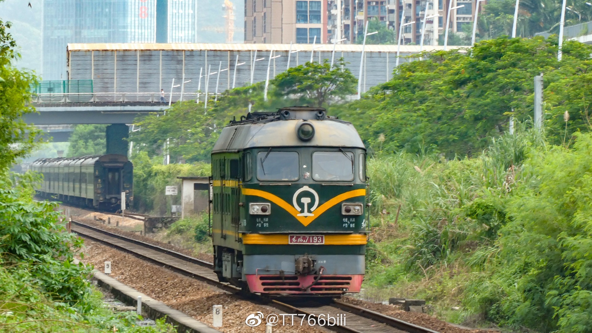 長鳴 HO 比例 DF4B 合金車殼 車門可開 追加車號 - Khaho Store 咔好鐵道模型店